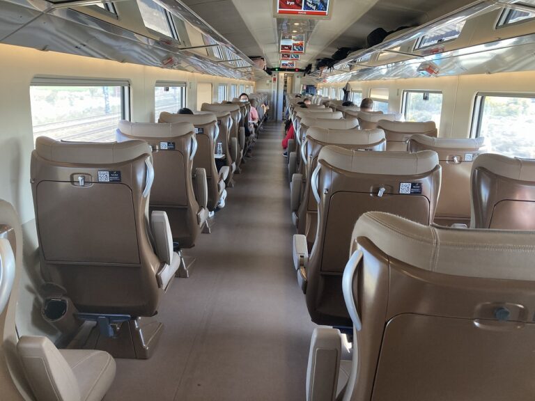 スペインの高速電車iryo、infinitaの車内や食事などを解説【マドリード～バルセロナ】 | 鉄旅遊民