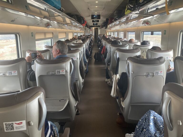 スペインの高速電車iryo、infinitaの車内や食事などを解説【マドリード～バルセロナ】 | 鉄旅遊民